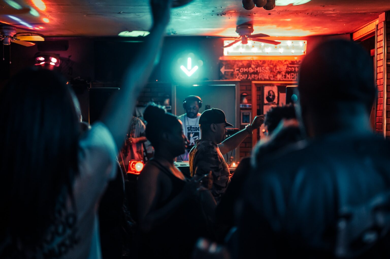 Chicago House Music: A Journey Through History, Evolution, and Impact ...