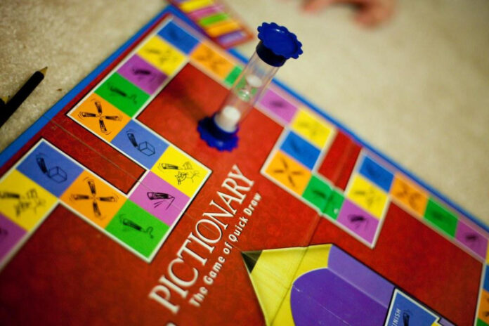 Master Pictionary Charades: The Ultimate Drawing-Guessing Game - Animascorp